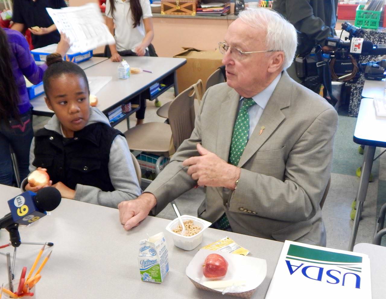 Nearly half of LAUSD students now eligible for free school lunches ...